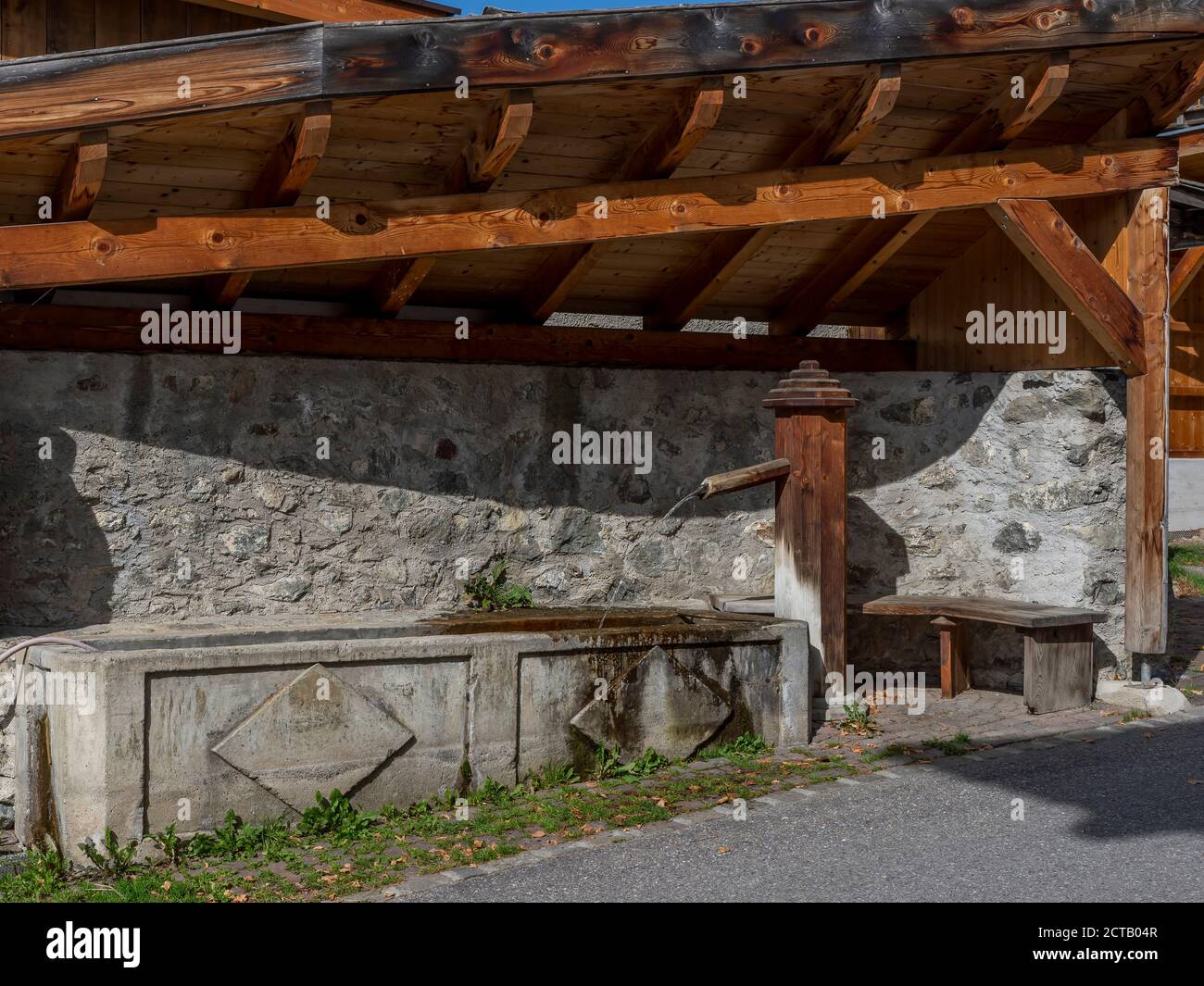 Old stone drinking trough hi-res stock photography and images - Alamy