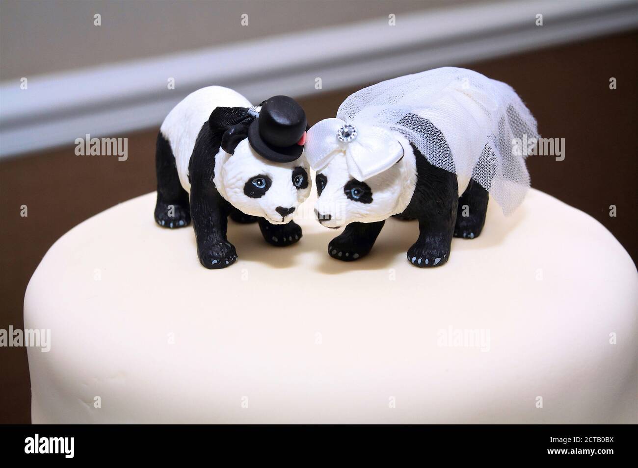 cute panda bride and groom cake toppers Stock Photo - Alamy
