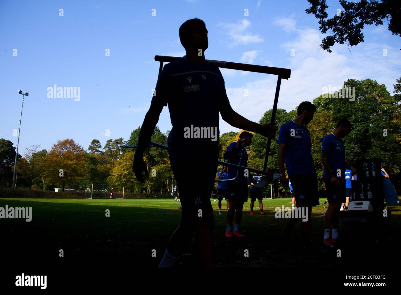Karlsruhe, Deutschland. 22nd Sep, 2020. Philip Heise (KSC) carries a ...