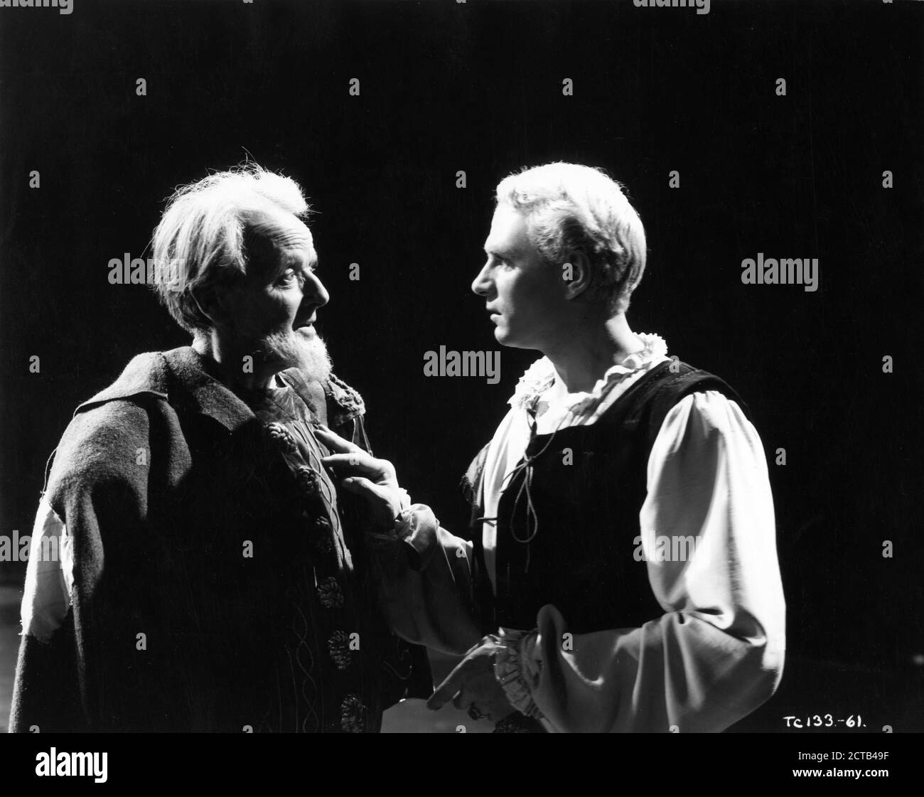 HARCOURT WILLIAMS as First Player and LAURENCE OLIVIER as HAMLET 1948 ...