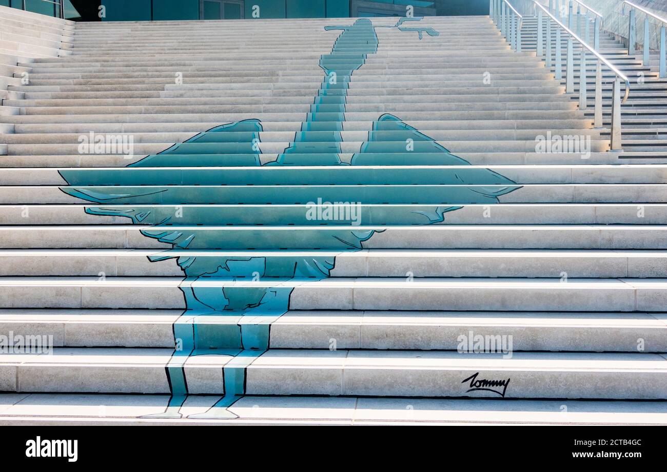 Artist Tommy Graham liver bird drawing on the steps of the Museum of ...