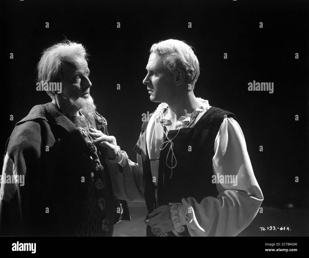 HARCOURT WILLIAMS as First Player and LAURENCE OLIVIER as HAMLET 1948 ...
