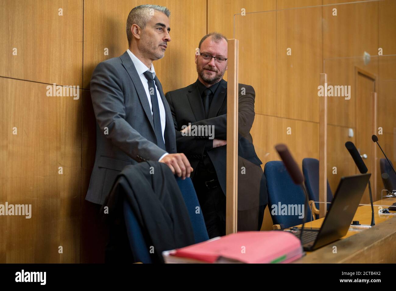 Frankfurt, Germany. 22 September 2020, Hessen, Frankfurt/Main: Lawyers Mustafa Kaplan (l) and ...