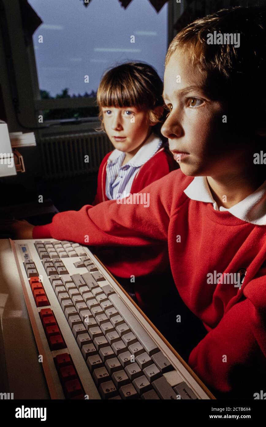 Primary school pupils using computers hi-res stock photography and ...