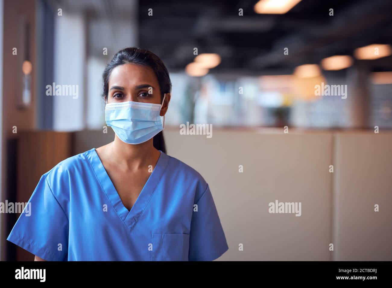 Doctor wearing scrubs hi-res stock photography and images - Alamy