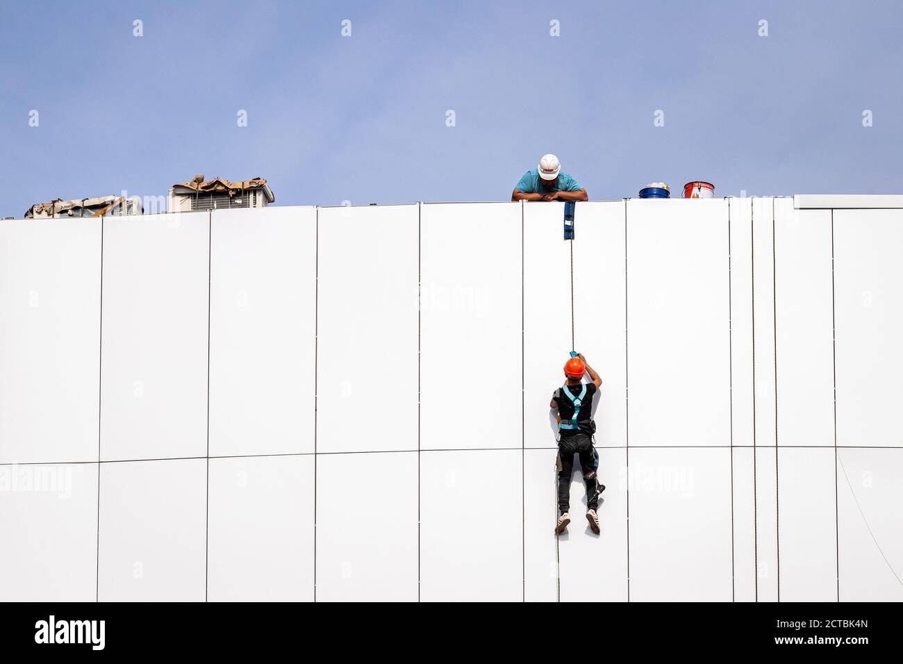 Male worker hanging from a rope hi-res stock photography and images - Alamy
