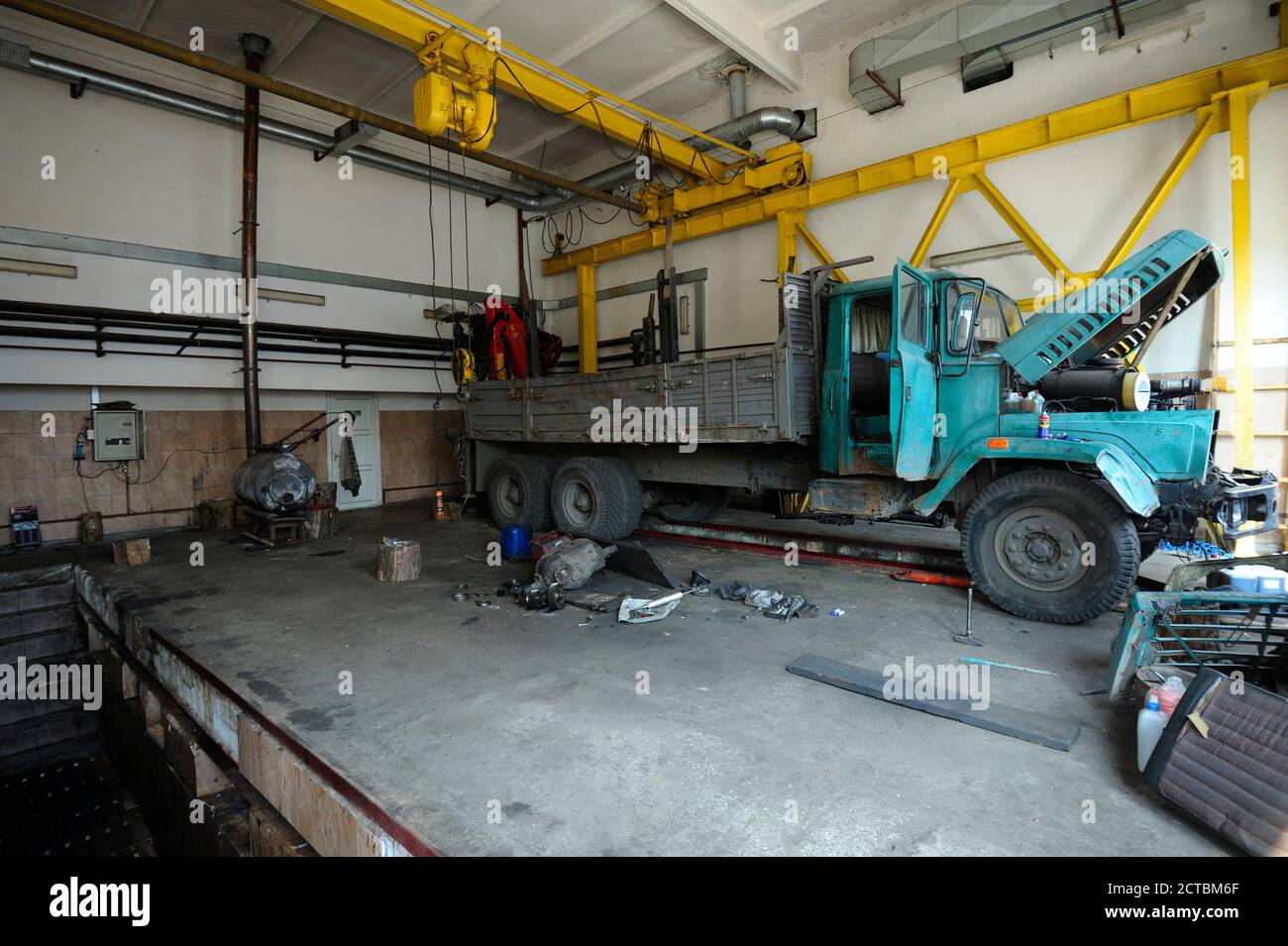 Inspection pit hi-res stock photography and images - Alamy