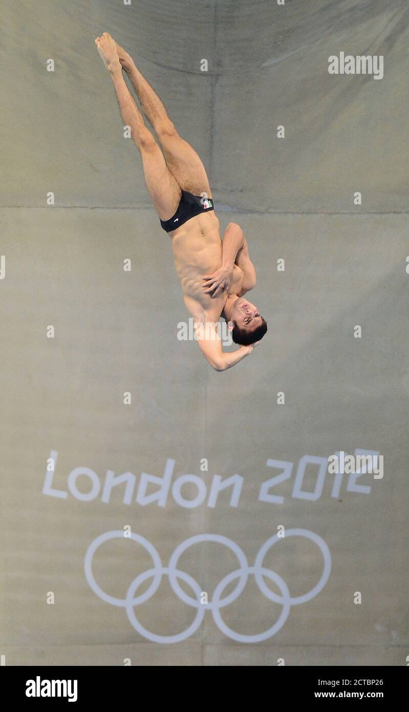 Platform diving hi-res stock photography and images - Alamy