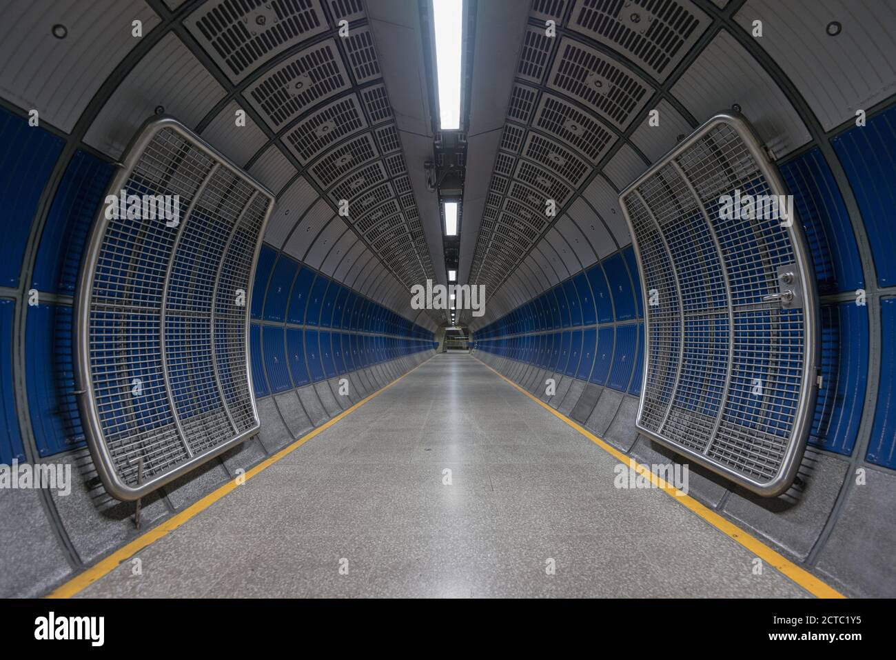 Jubilee line london bridge station hi-res stock photography and images ...