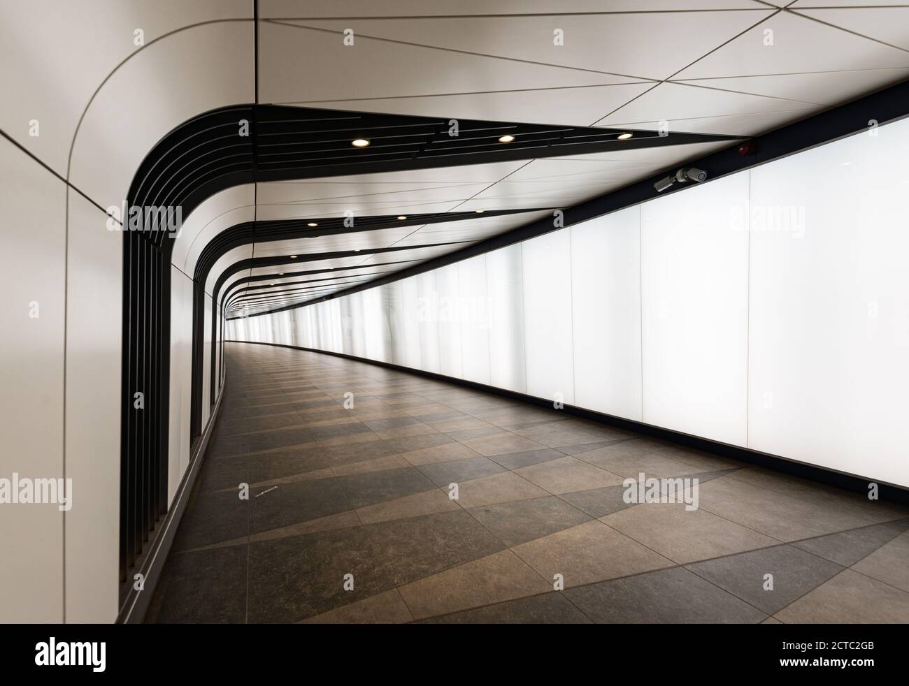 Escalators in kings cross station hi-res stock photography and images ...