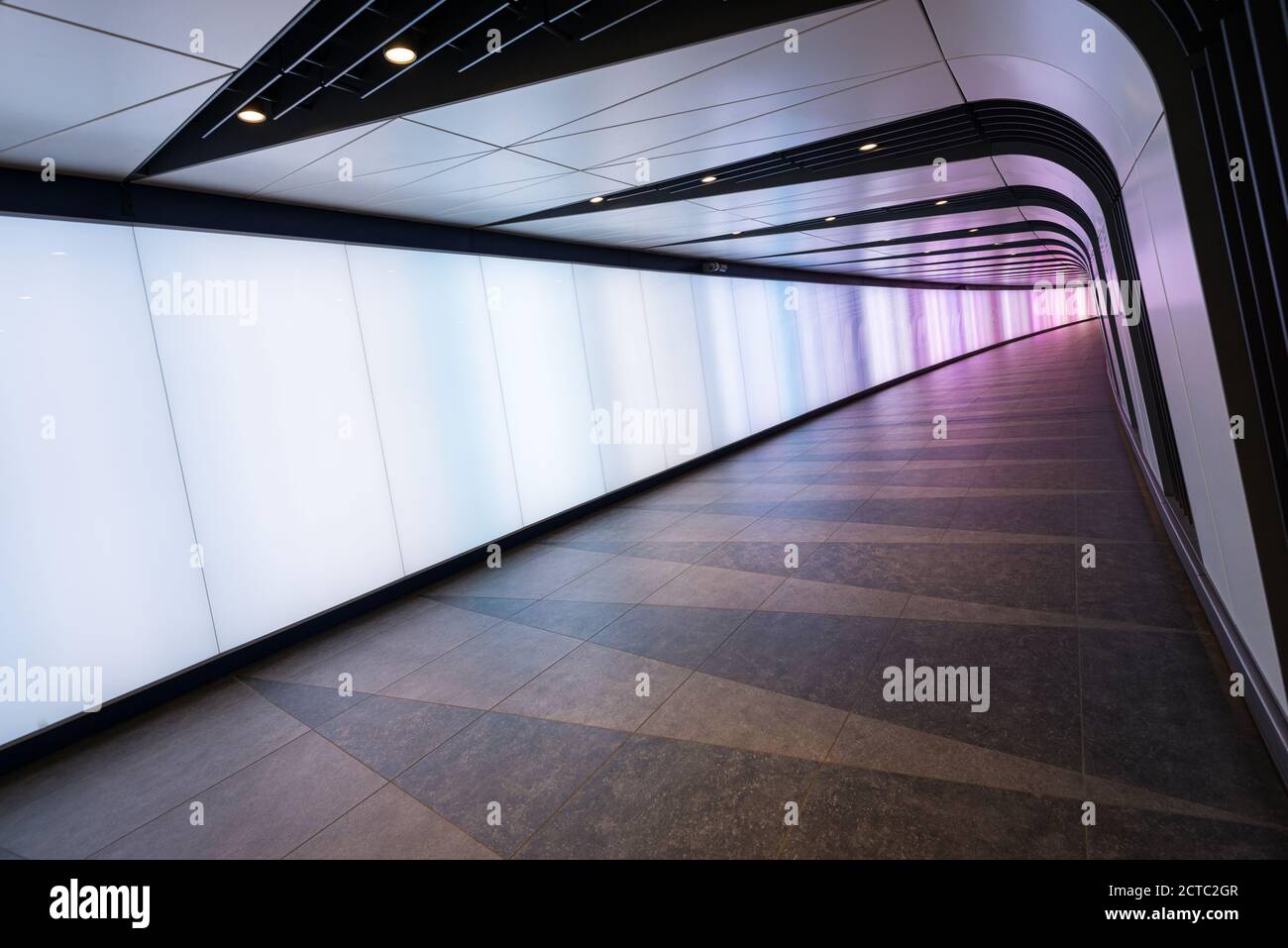 Escalators in kings cross station hi-res stock photography and images ...