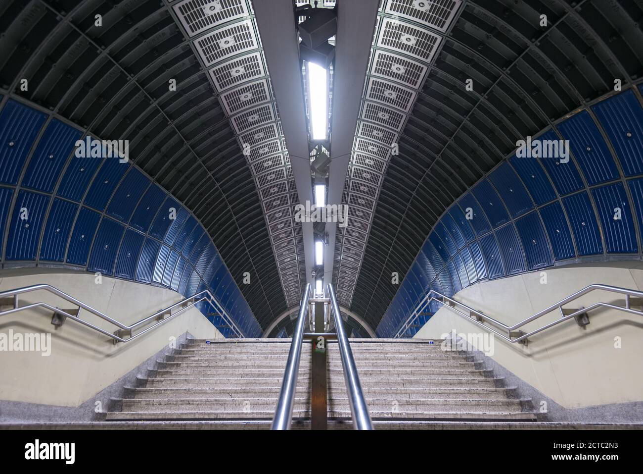 Jubilee line london bridge station hi-res stock photography and images ...