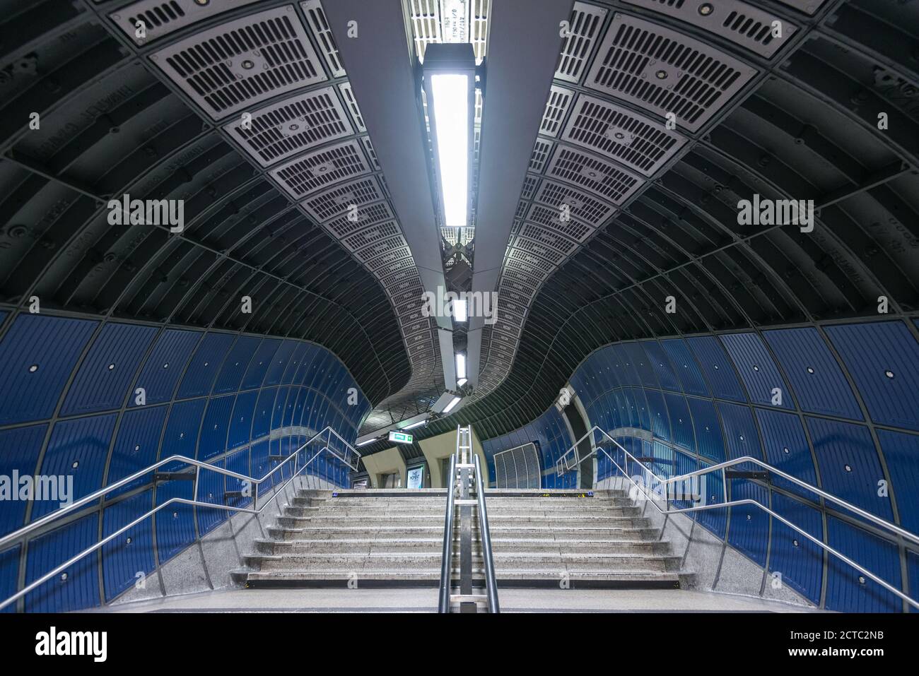 London bridge underground station hi-res stock photography and images ...
