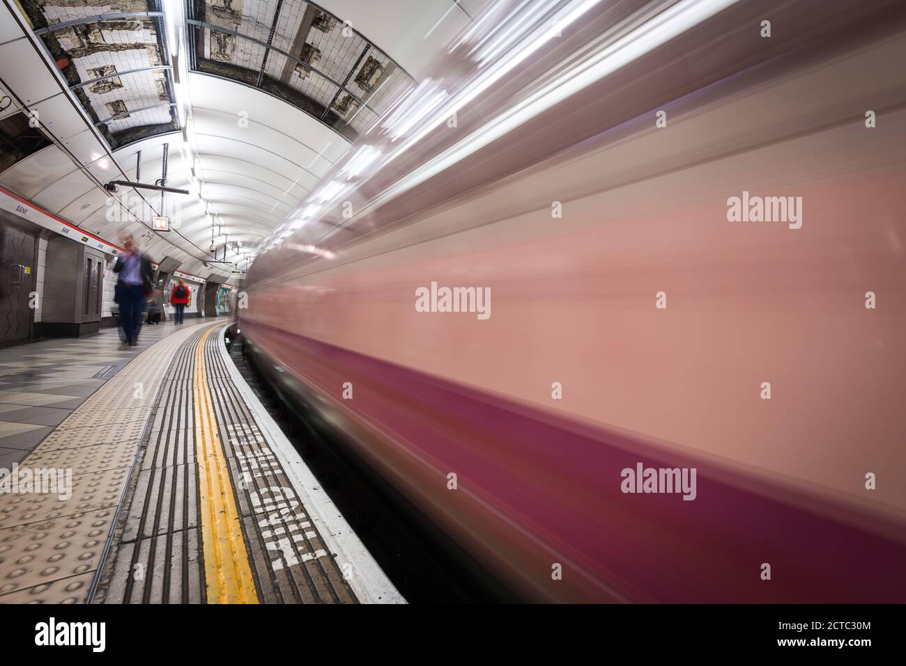 Bank underground station train tube hi-res stock photography and images ...