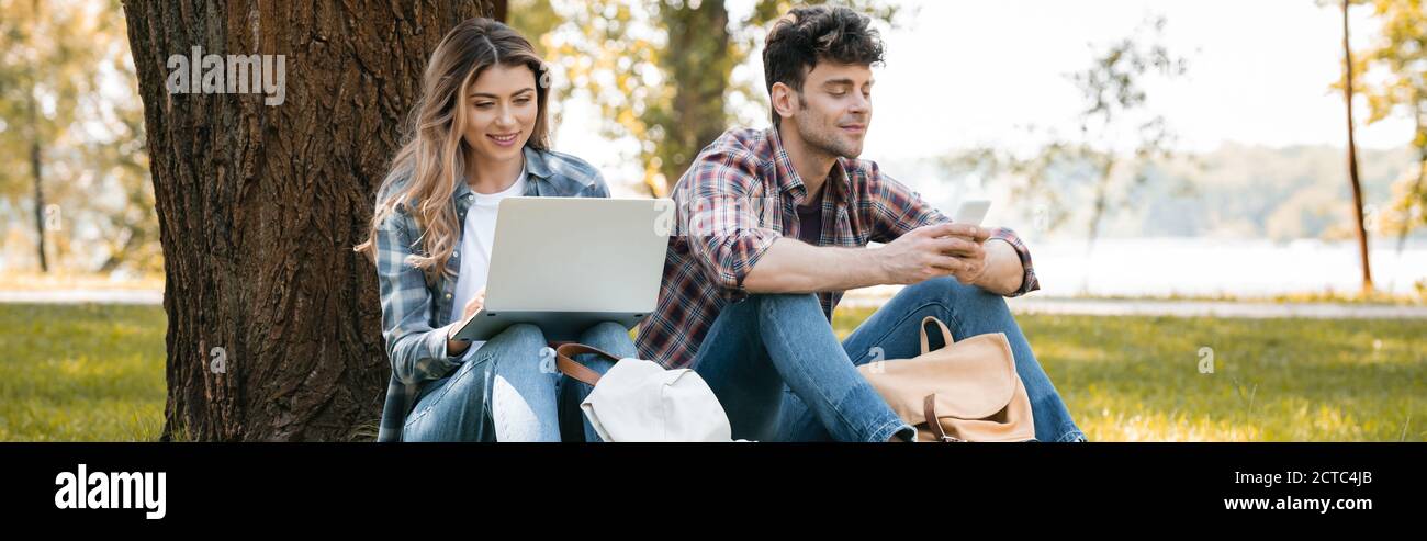 Couple sit under tree hi-res stock photography and images - Alamy