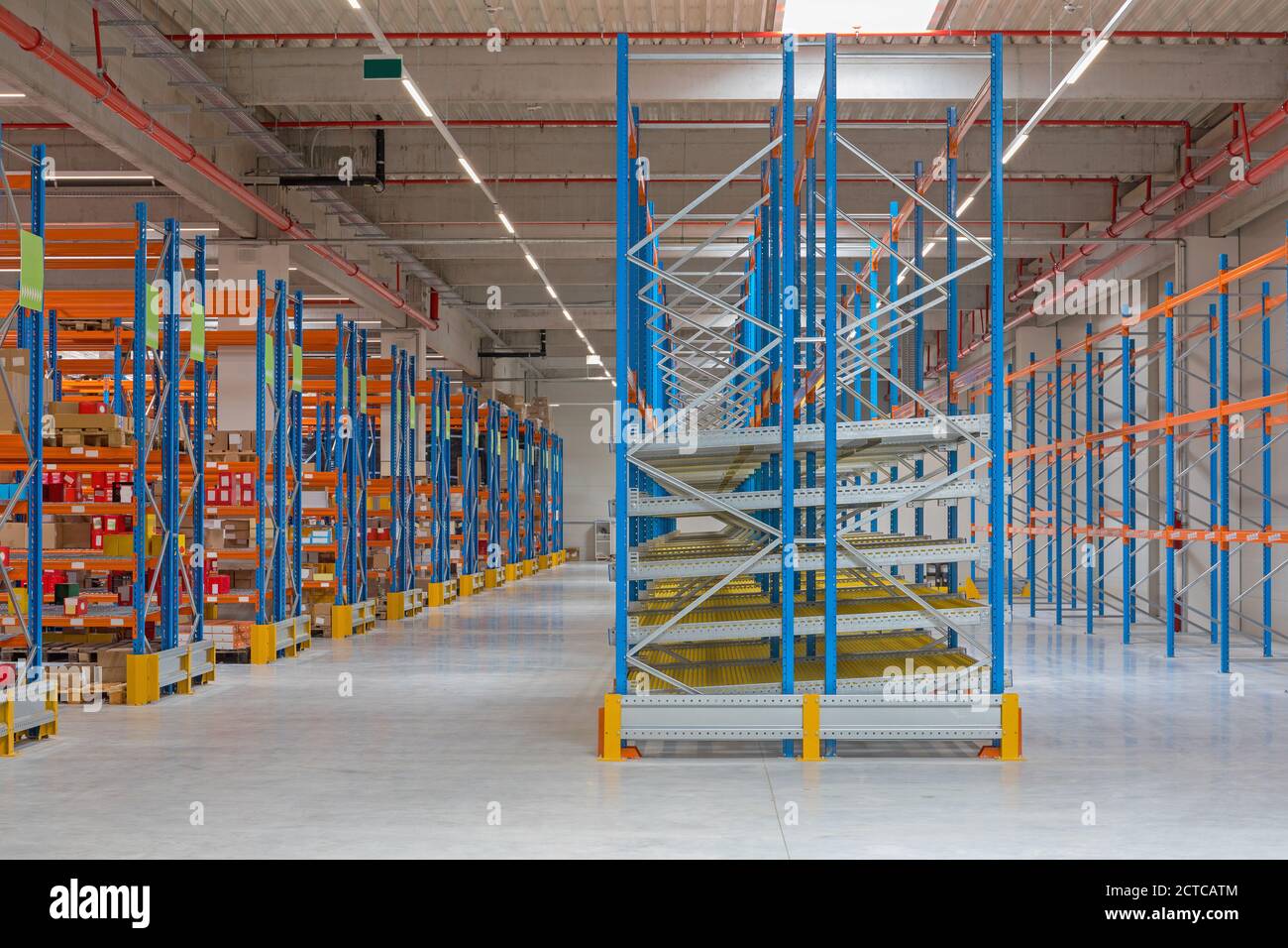 Gravity Flow Rack Shelving in Distribution Warehouse Stock Photo - Alamy