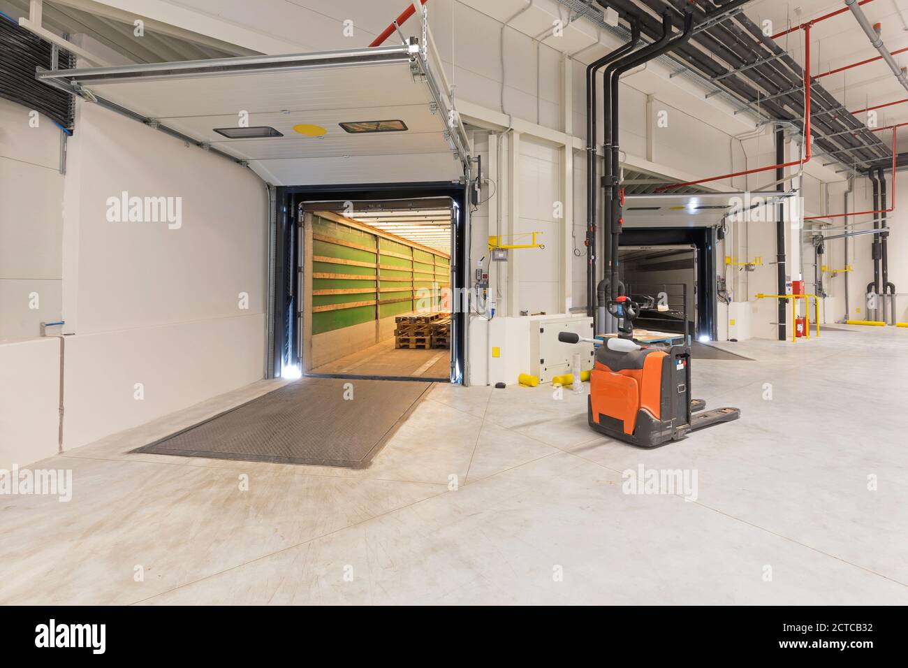 Pallet bay hi-res stock photography and images - Alamy