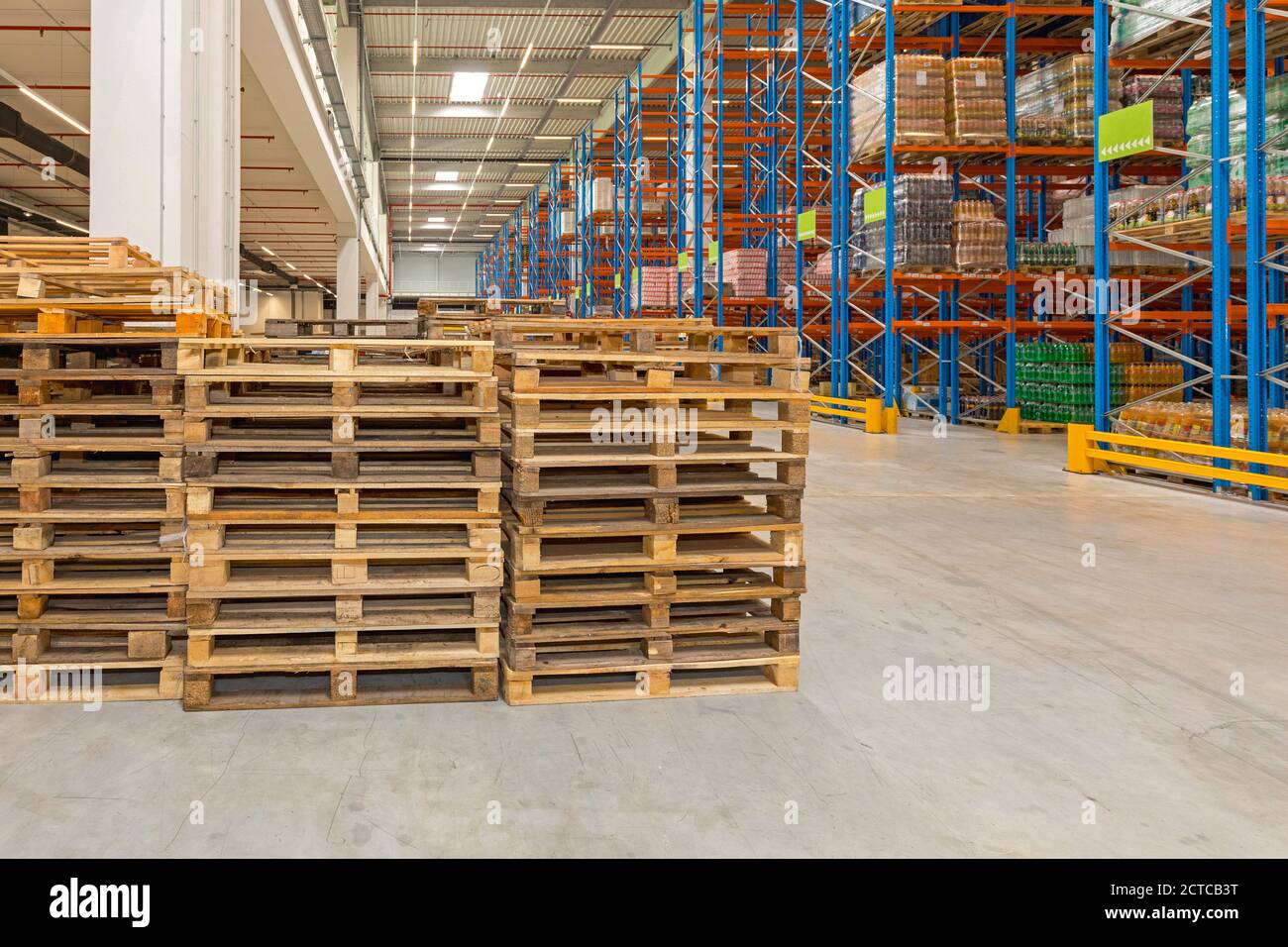 Commercial wooden pallets hi-res stock photography and images - Alamy