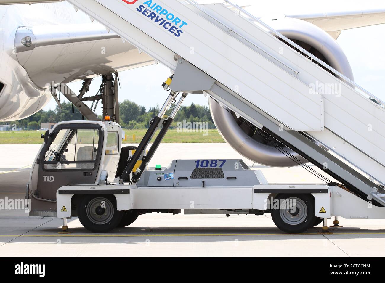 Boeing 787-8 Dreamliner passenger boarding stairs vehicle Stock Photo ...