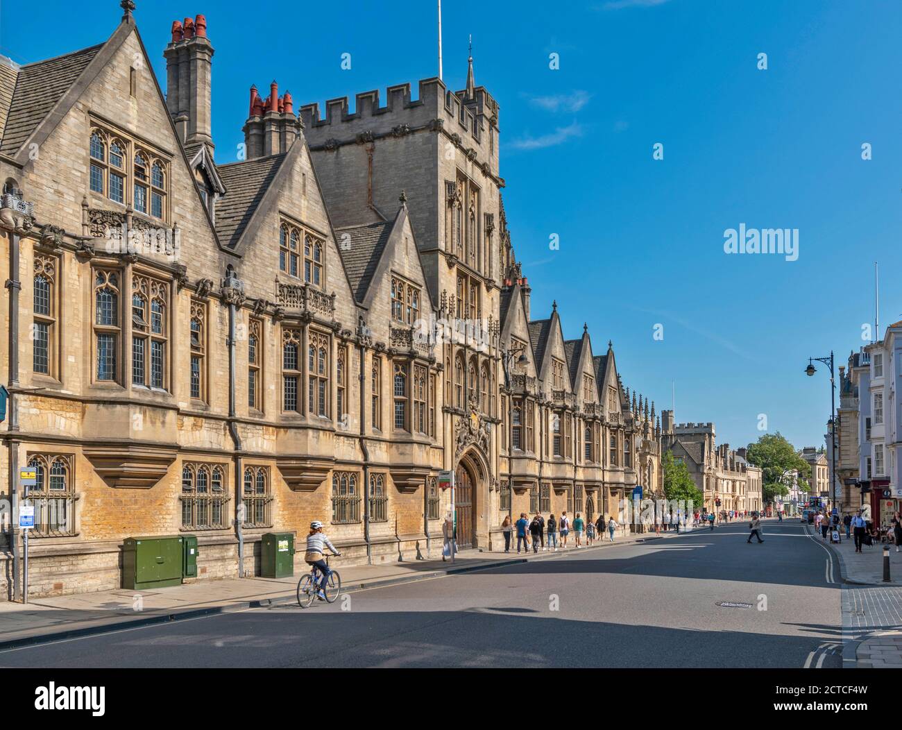 OXFORD CITY ENGLAND LOOKING DOWN THE HIGH TO BRASENOSE COLLEGE Stock ...