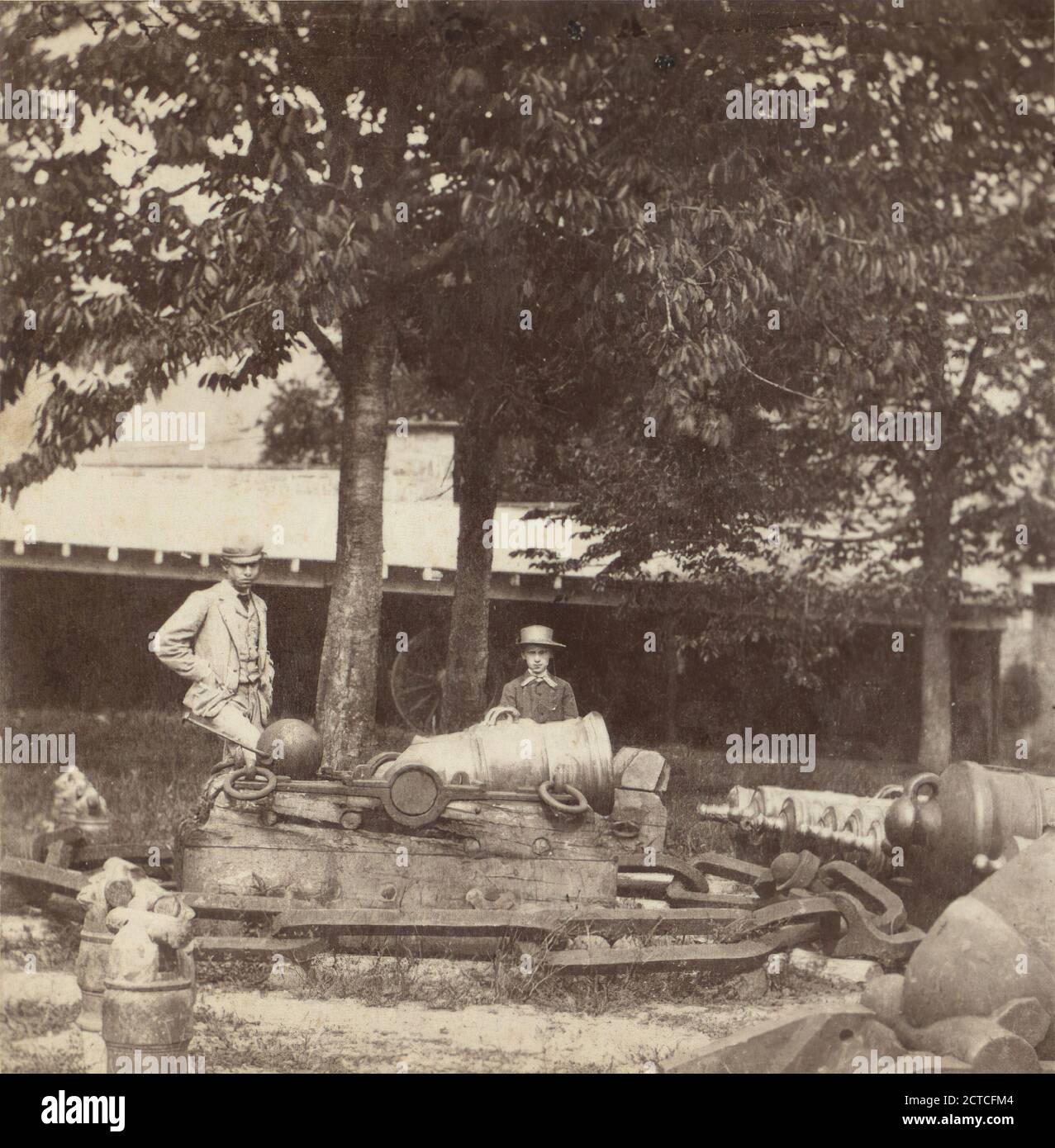 Old chain and mortar, revolutionary relics, at West Point., United ...