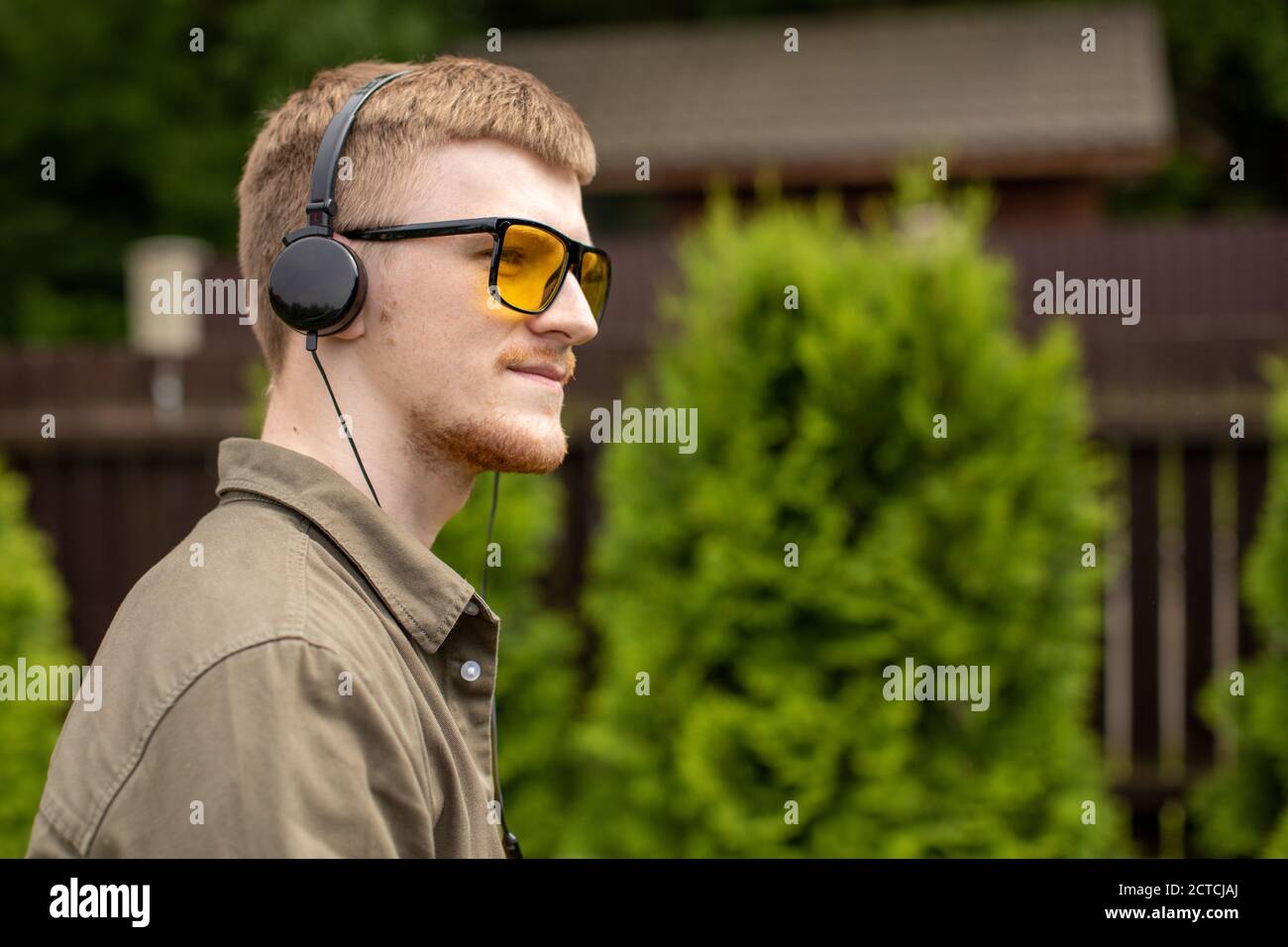 Man listening radio outside hi-res stock photography and images - Alamy