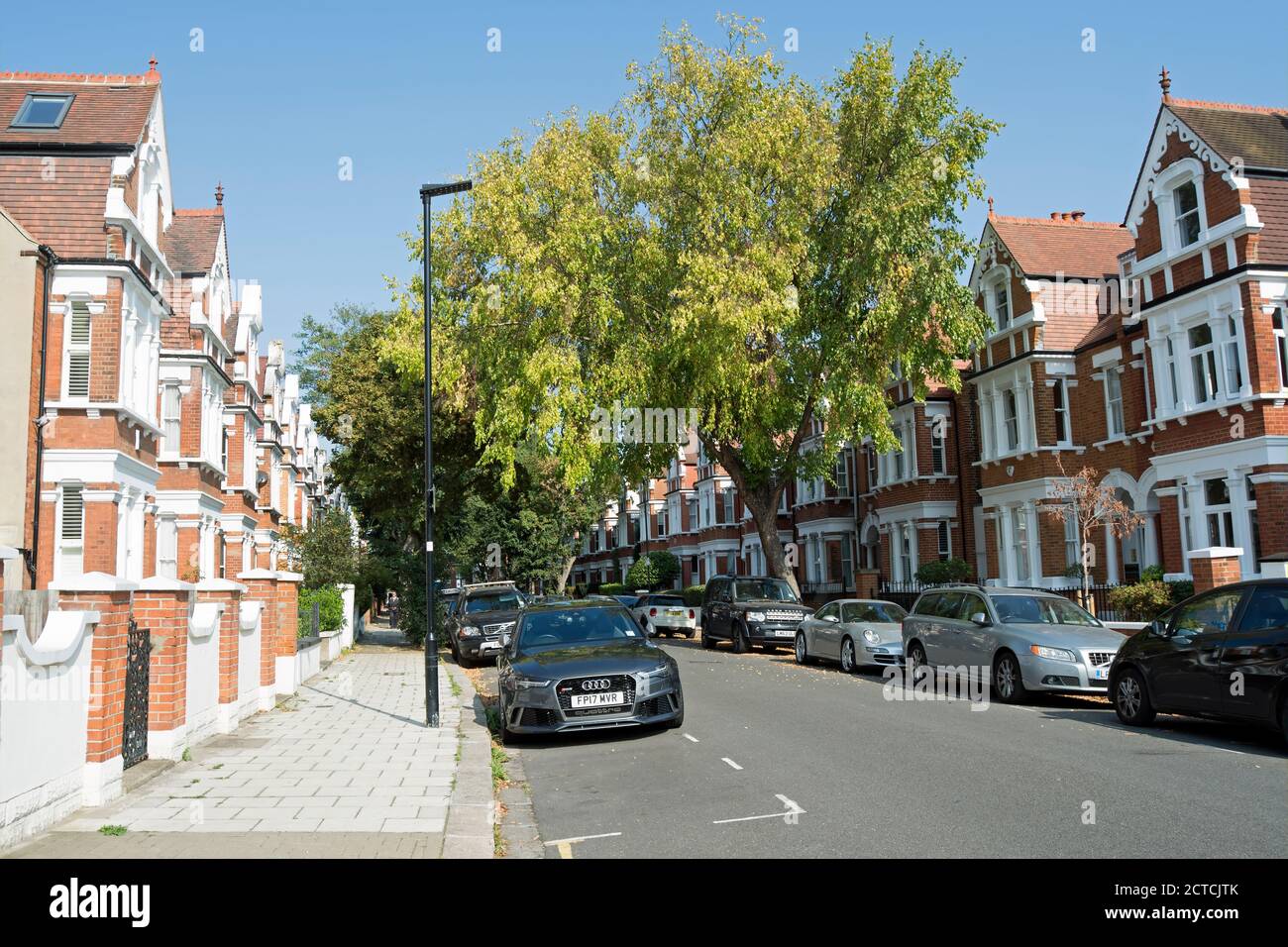 Street 1900s houses hi-res stock photography and images - Alamy