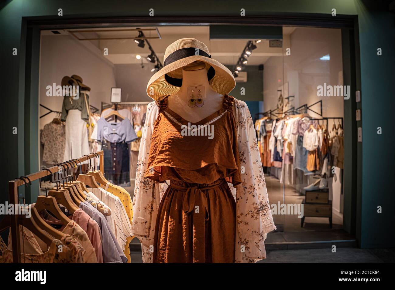 Headless model hi-res stock photography and images - Alamy