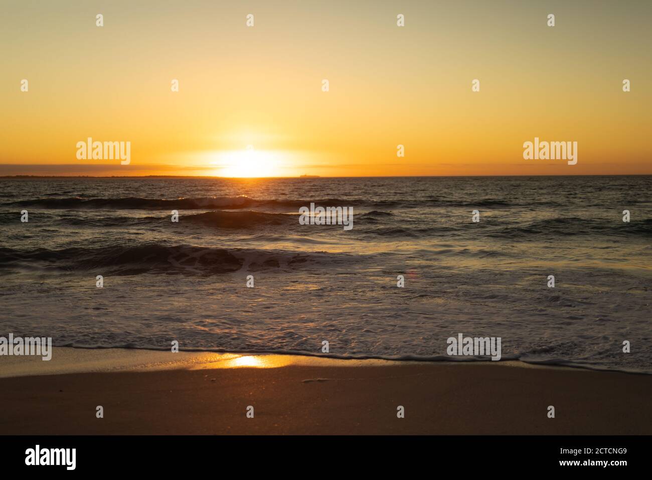 Waves with sunset hi-res stock photography and images - Alamy