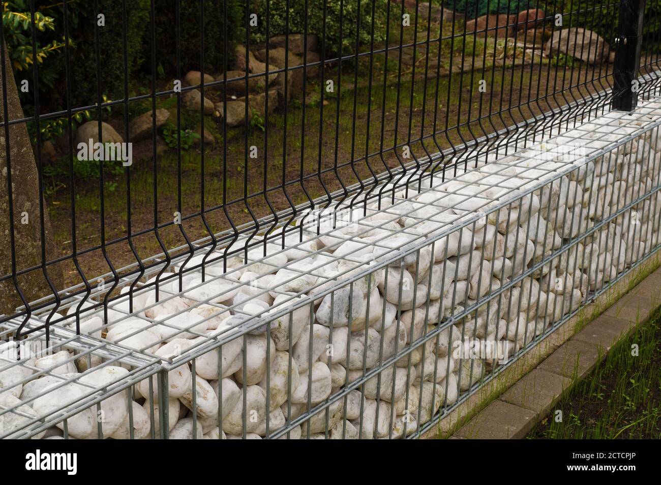 Natural garden fencing metal hi-res stock photography and images - Alamy