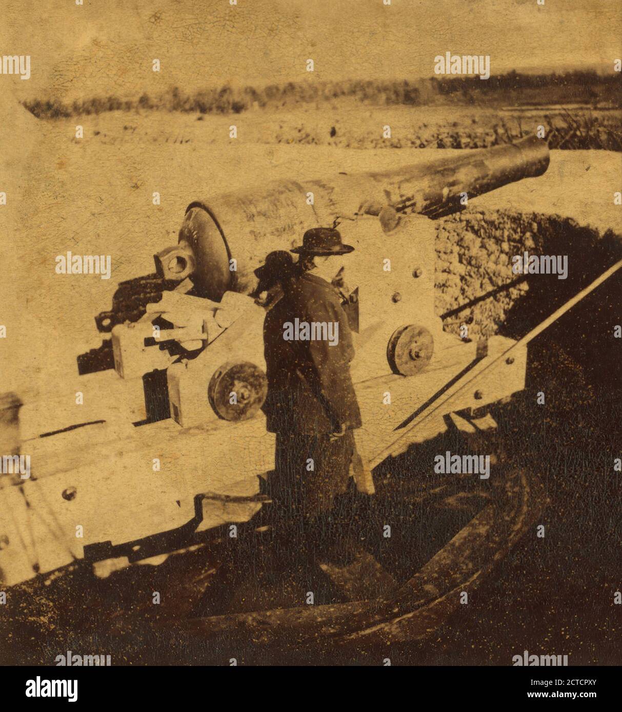 32 pound gun hi-res stock photography and images - Alamy