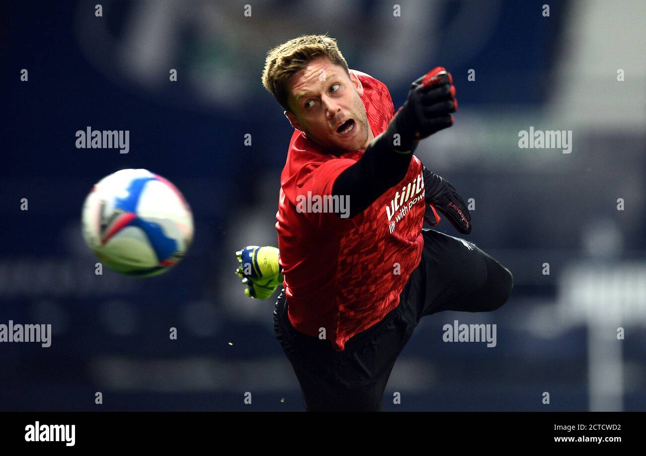 Brentford goalkeeper luke daniels hi-res stock photography and images ...