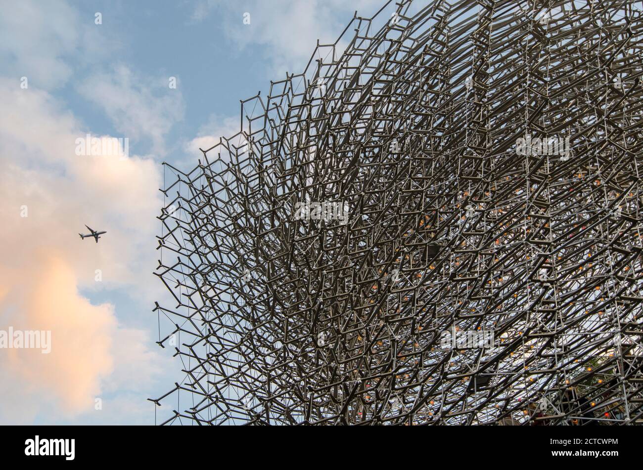 The Hive, a towering mesh structure in Kew Gardens representing a real ...