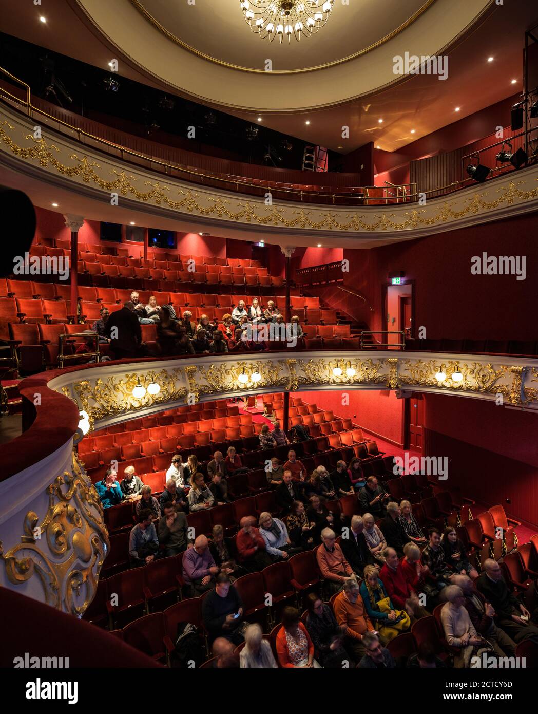 An audience in a theatre hi-res stock photography and images - Alamy