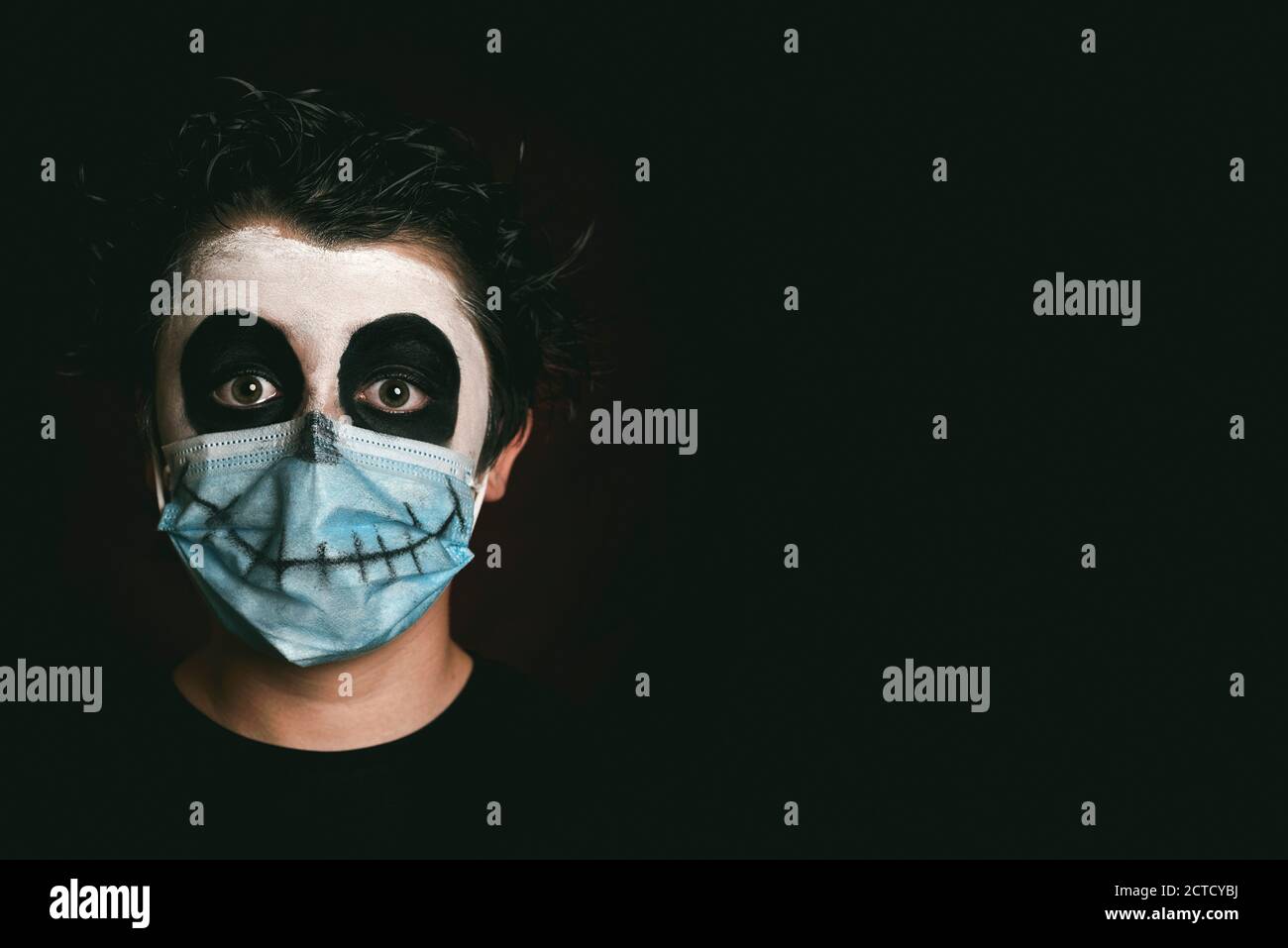 Skull in the medical mask hi-res stock photography and images - Alamy