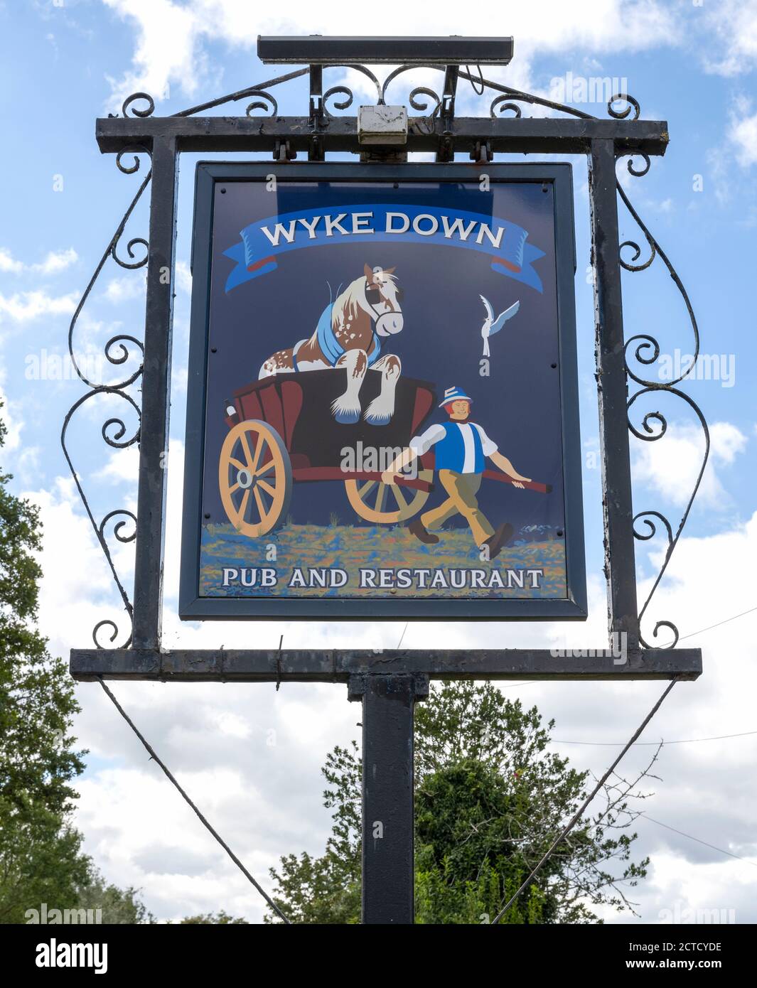 Hanging pub signs hi-res stock photography and images - Alamy