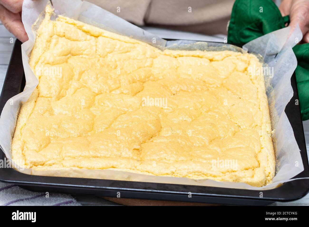 Senior hands woman sponge hi-res stock photography and images - Alamy