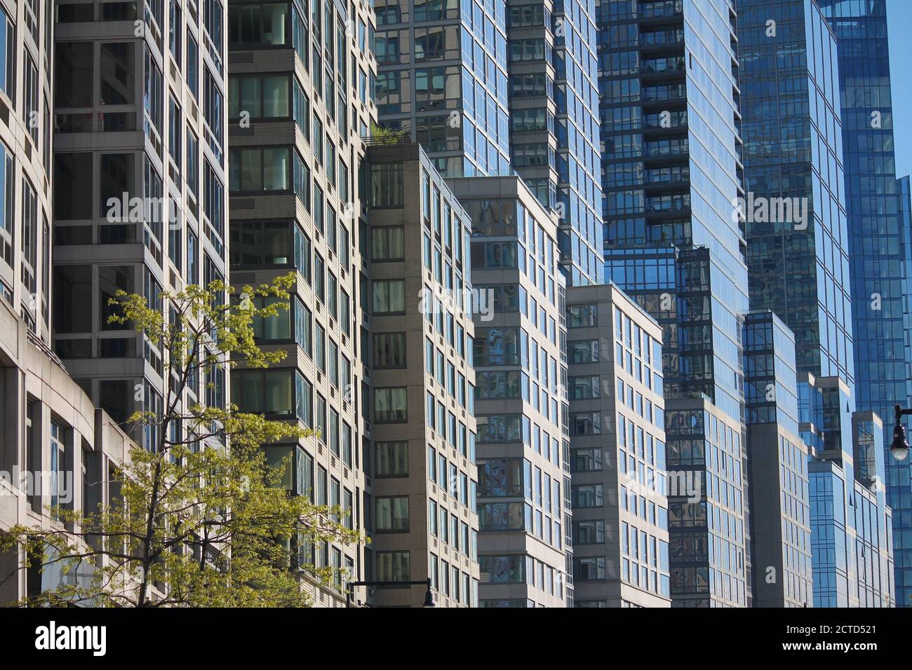 Reflection mirror building nyc hi-res stock photography and images - Alamy