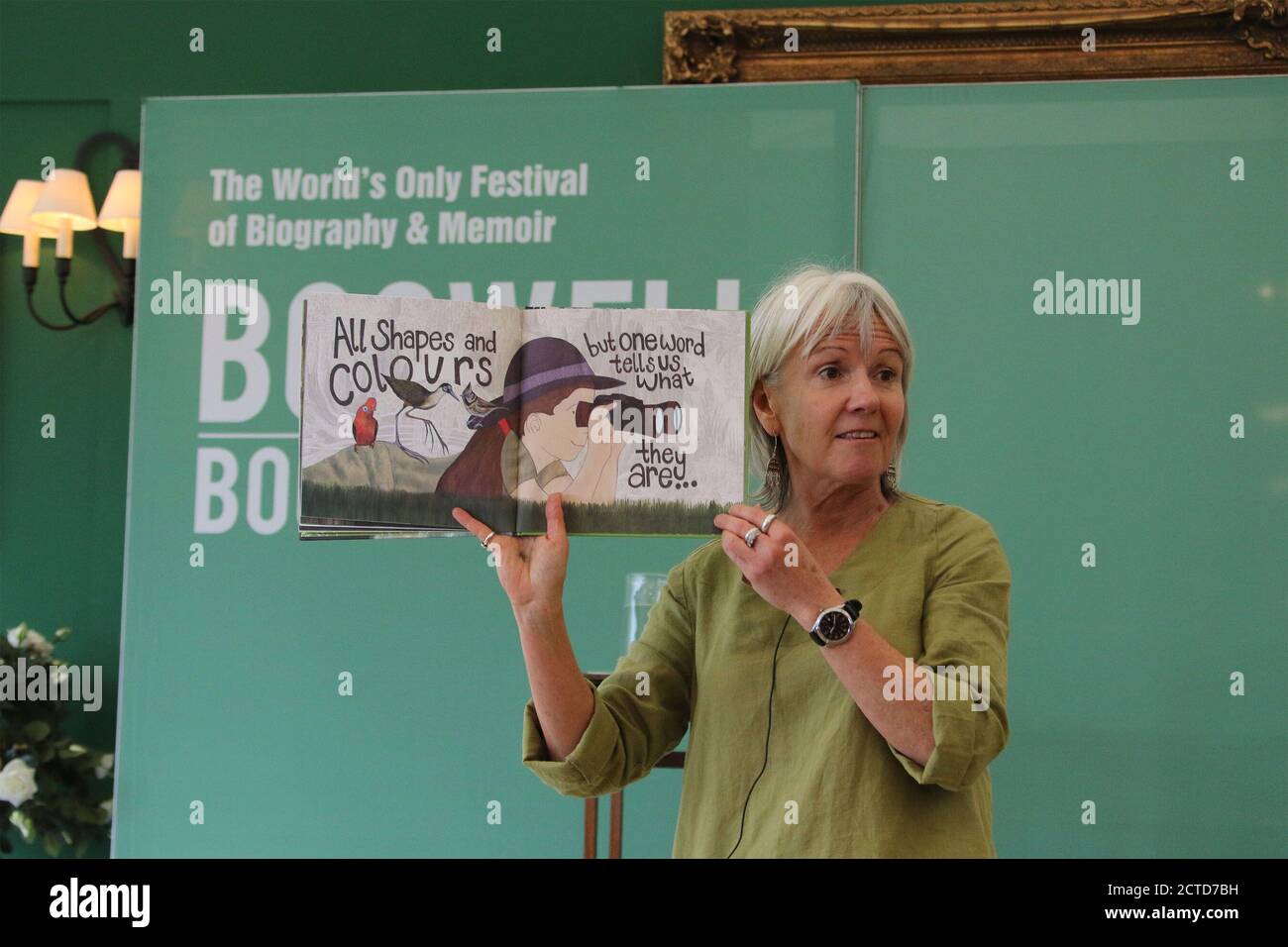 Really wild show presenter hi-res stock photography and images - Alamy