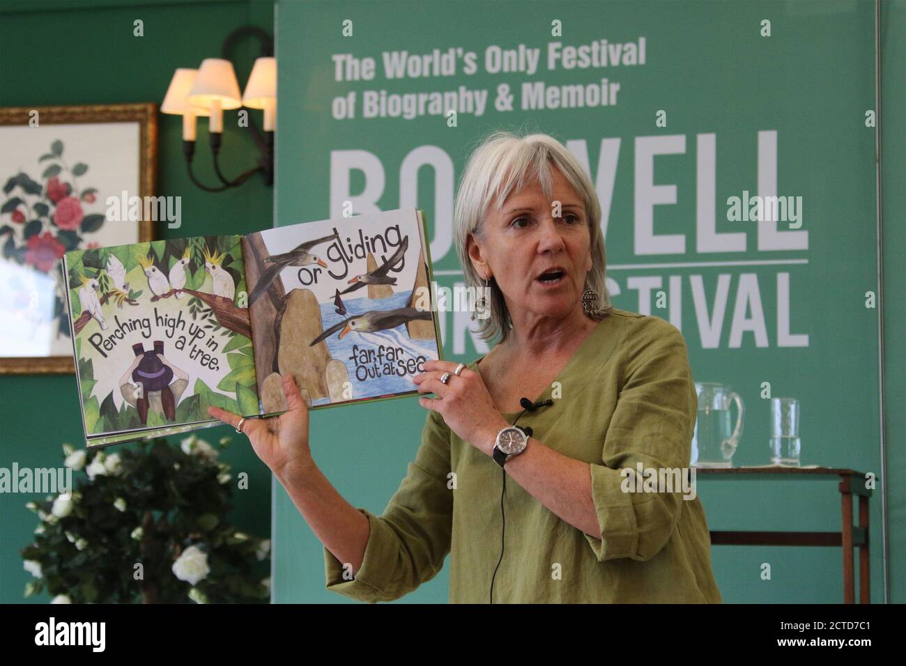 Really wild show presenter hi-res stock photography and images - Alamy