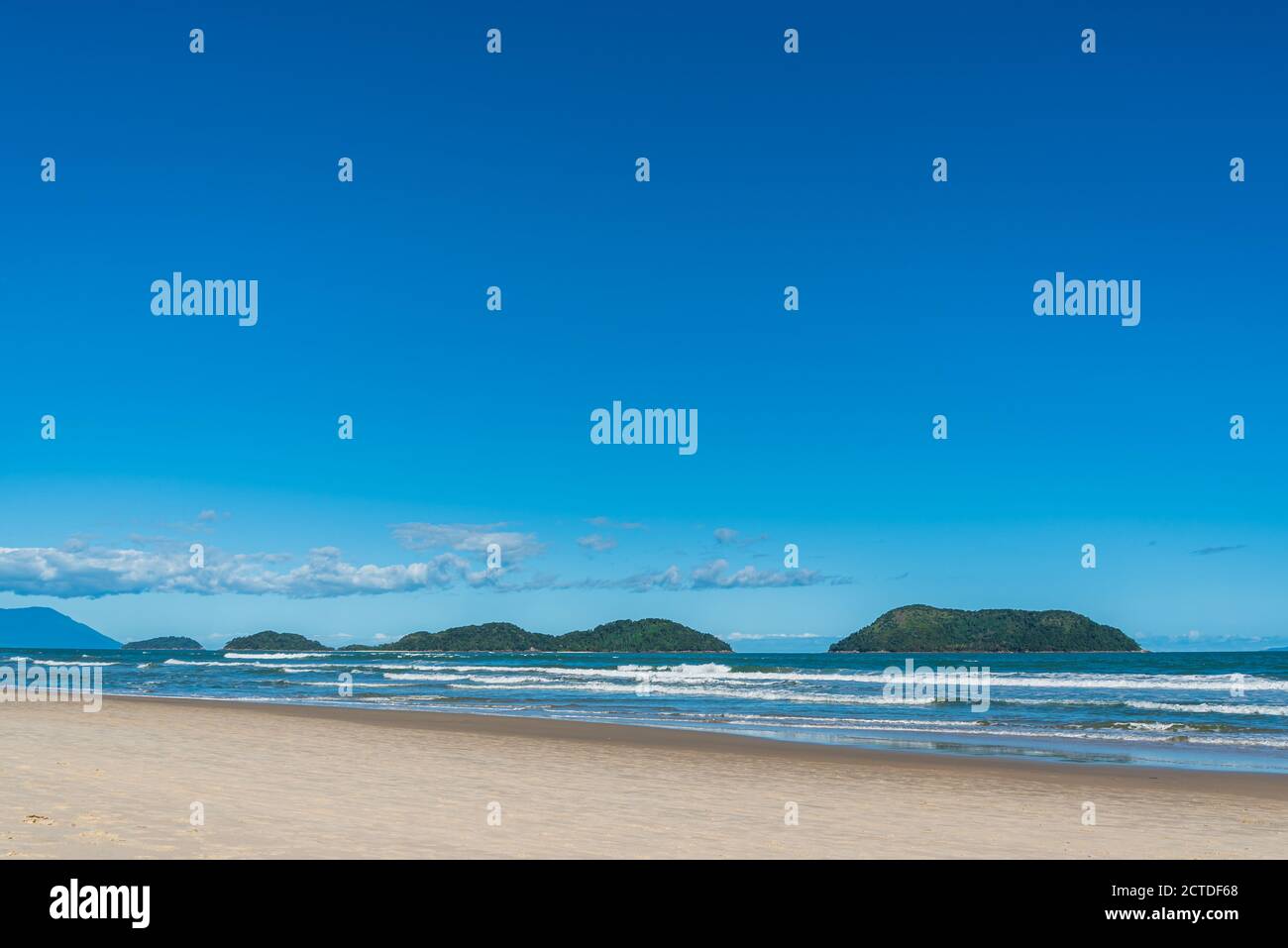 Sunny panorama paradise coast beach hi-res stock photography and images ...
