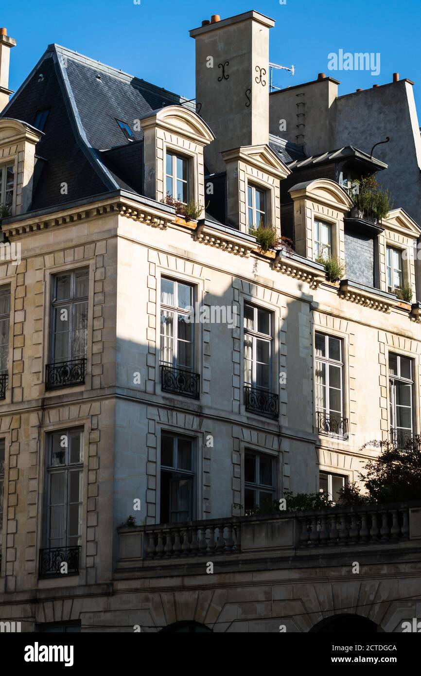 Elegant typical Parisian building, France Stock Photo - Alamy