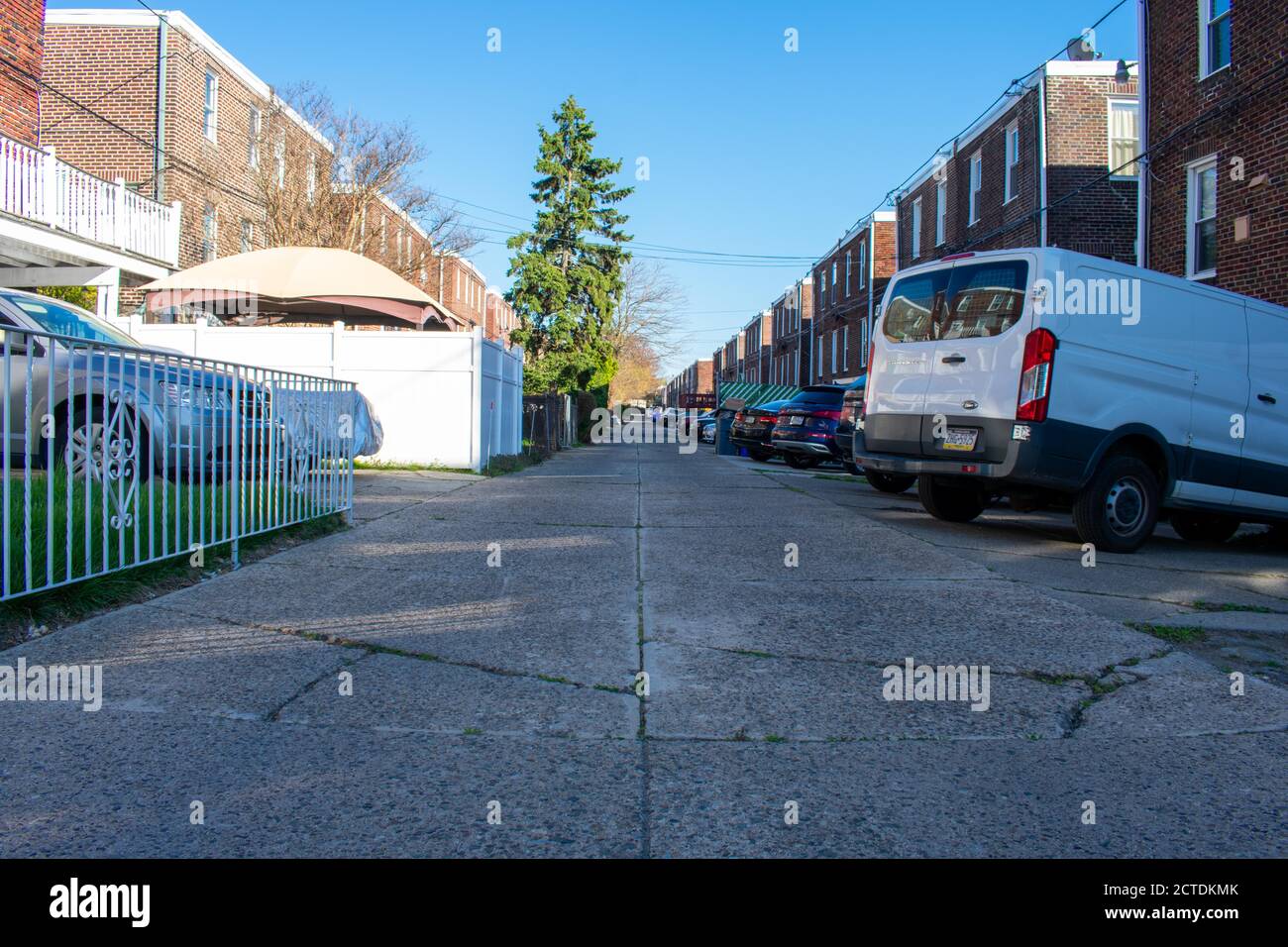 Dirt driveway hi-res stock photography and images - Alamy