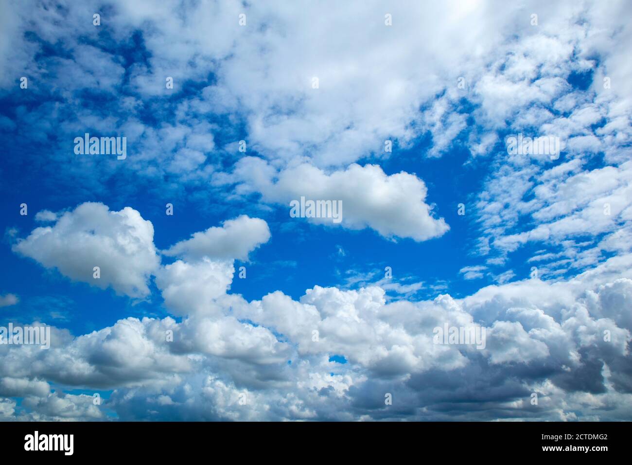 deep blue sky with clouds, cloudy skyscape background photo Stock Photo ...