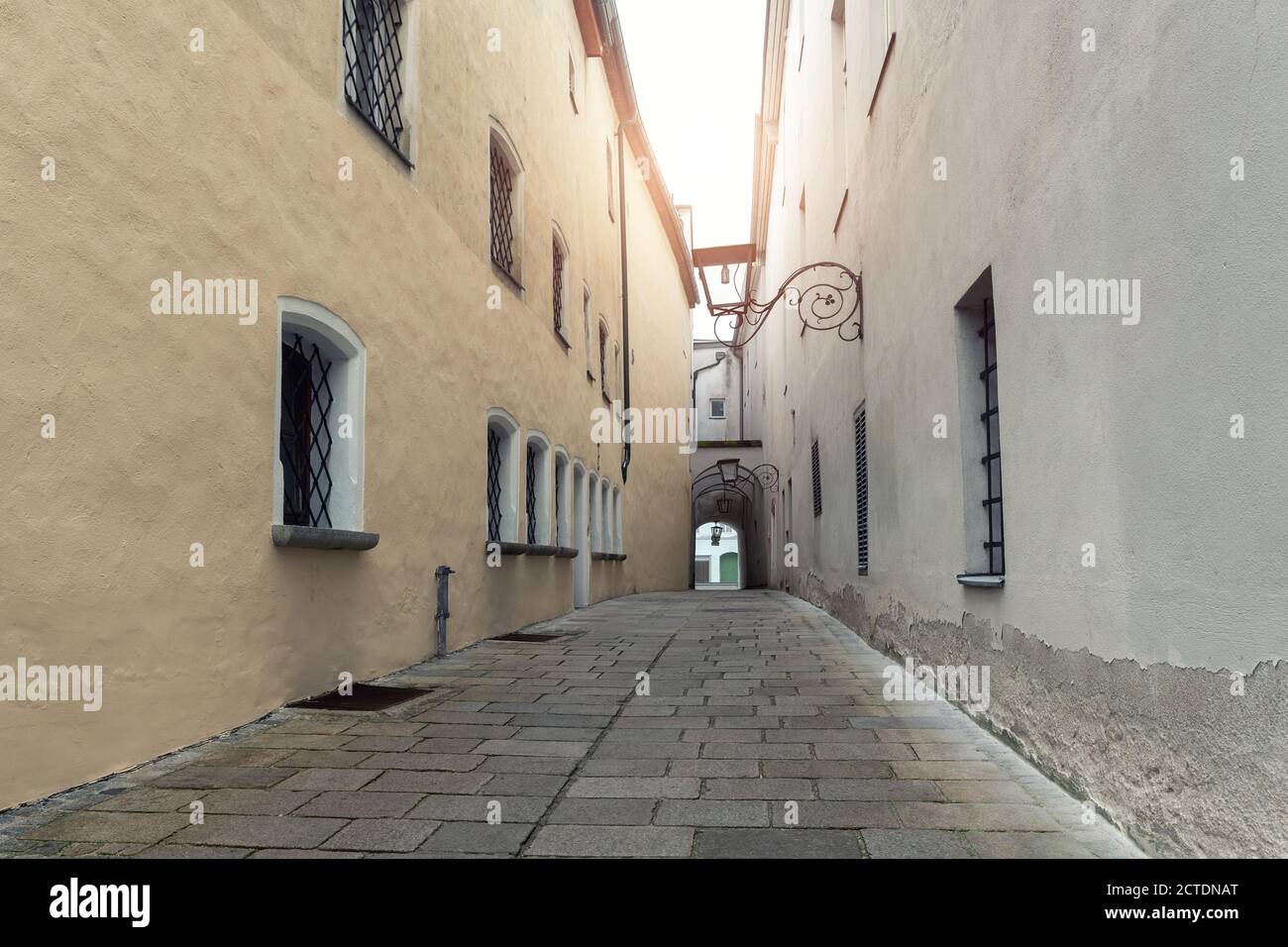 Dark dingy street hi-res stock photography and images - Alamy