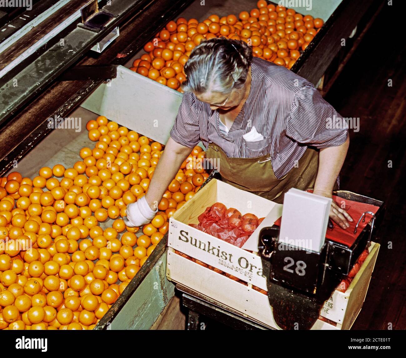 Manual labor 1940s hi-res stock photography and images - Alamy