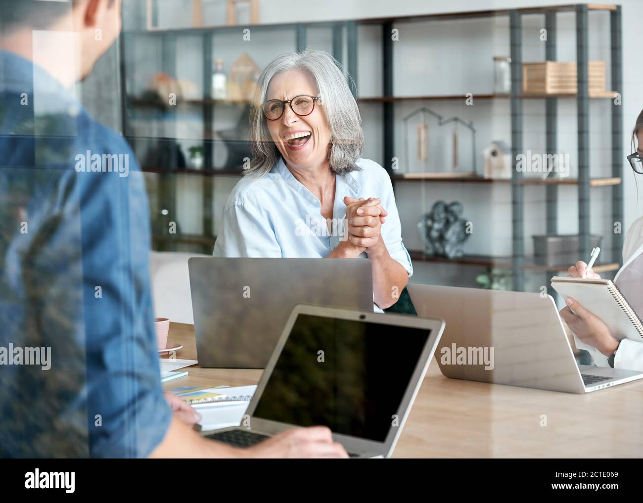 Group laugh meeting project hi-res stock photography and images - Alamy
