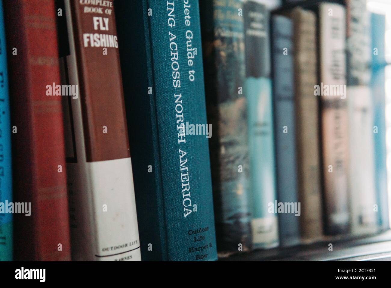 Row of books on shelf hi-res stock photography and images - Alamy