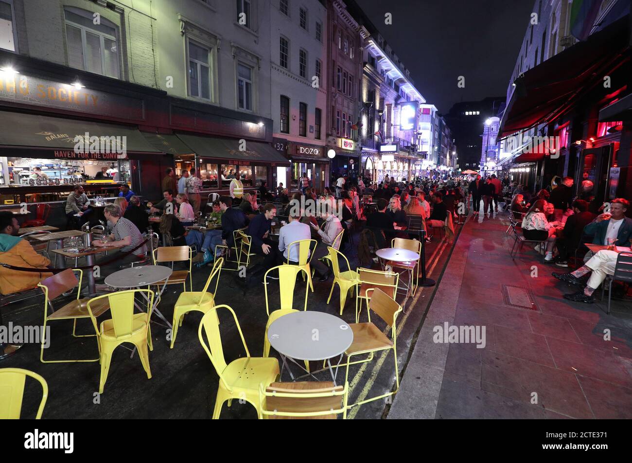 Late night drinkers after 10pm in soho hi-res stock photography and ...