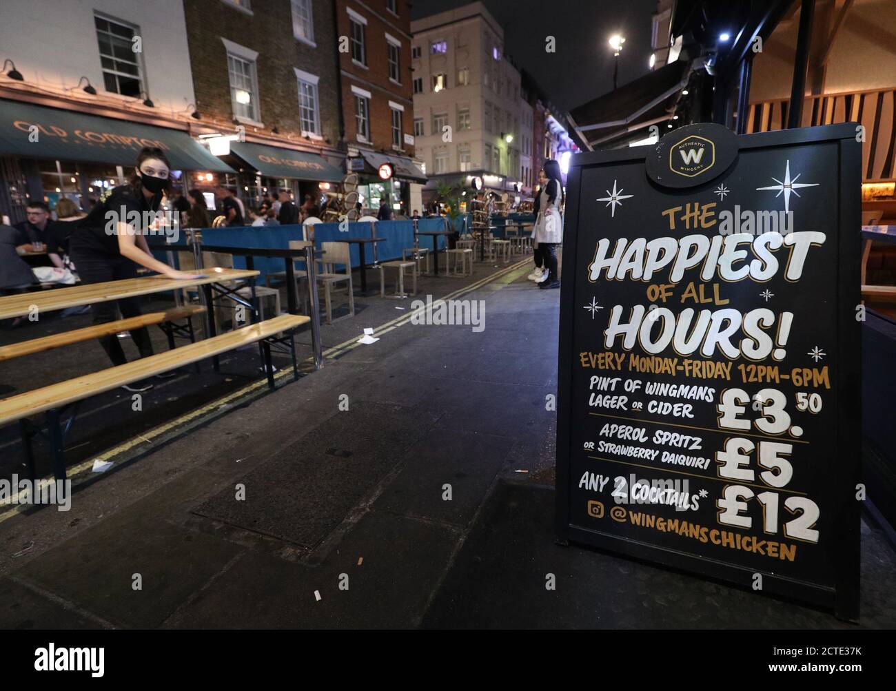 Late night drinkers after 10pm in soho hi-res stock photography and ...